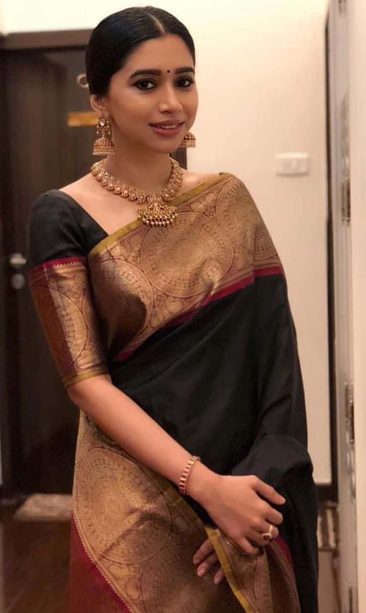 How to Choose the Perfect Border Blouse Design for Any Saree - Blouse Desgins