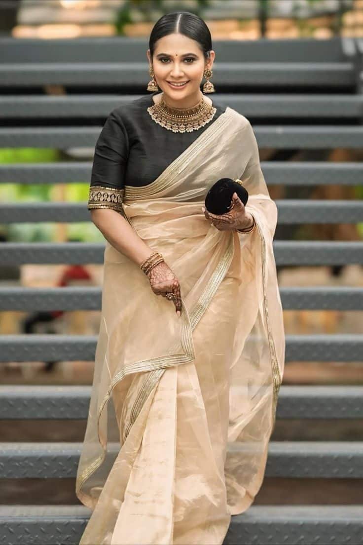 How to Choose the Perfect Border Blouse Design for Any Saree - Blouse Desgins